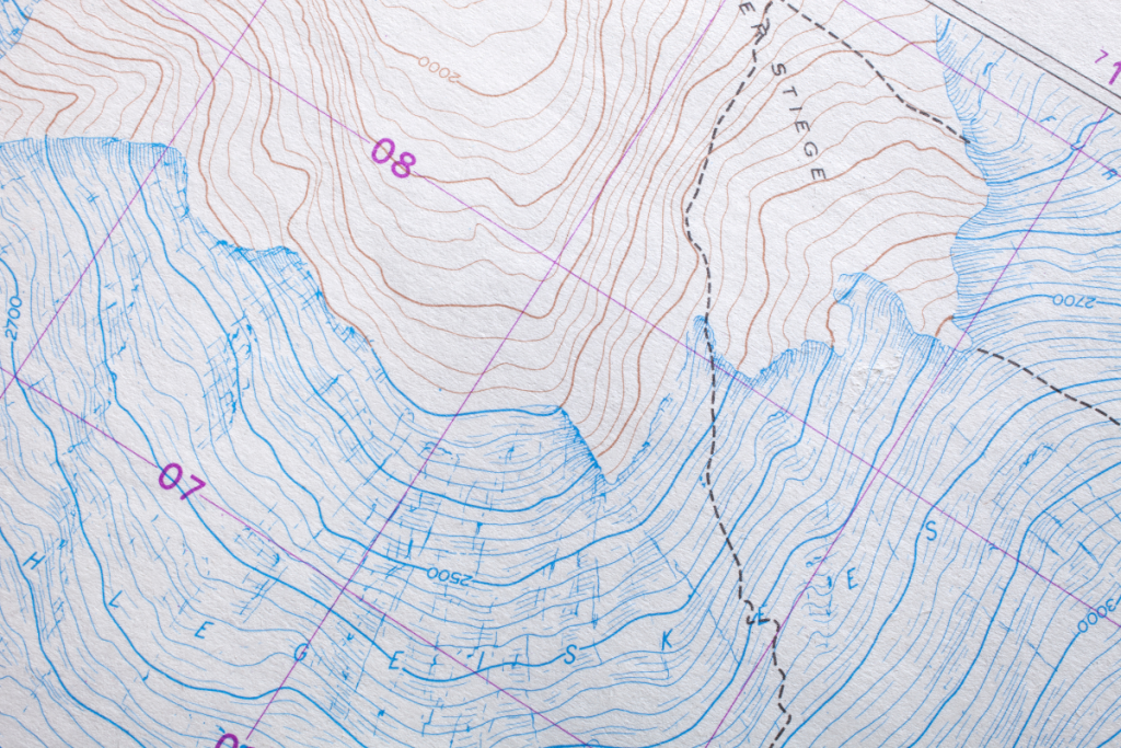 Le plan topographique d'un terrain : guide complet - Guide outillage